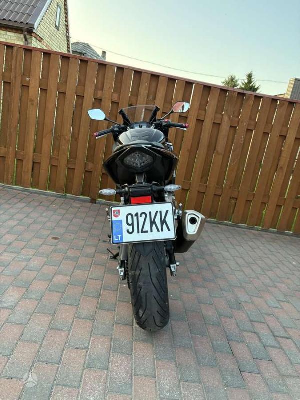 Black Honda Cbr 2019 in Joniskis, with an engine capacity of 0.47 L and mileage of 4 thousand km for 2999 €, photo 4 on AUTOMOTO.COM.LV
