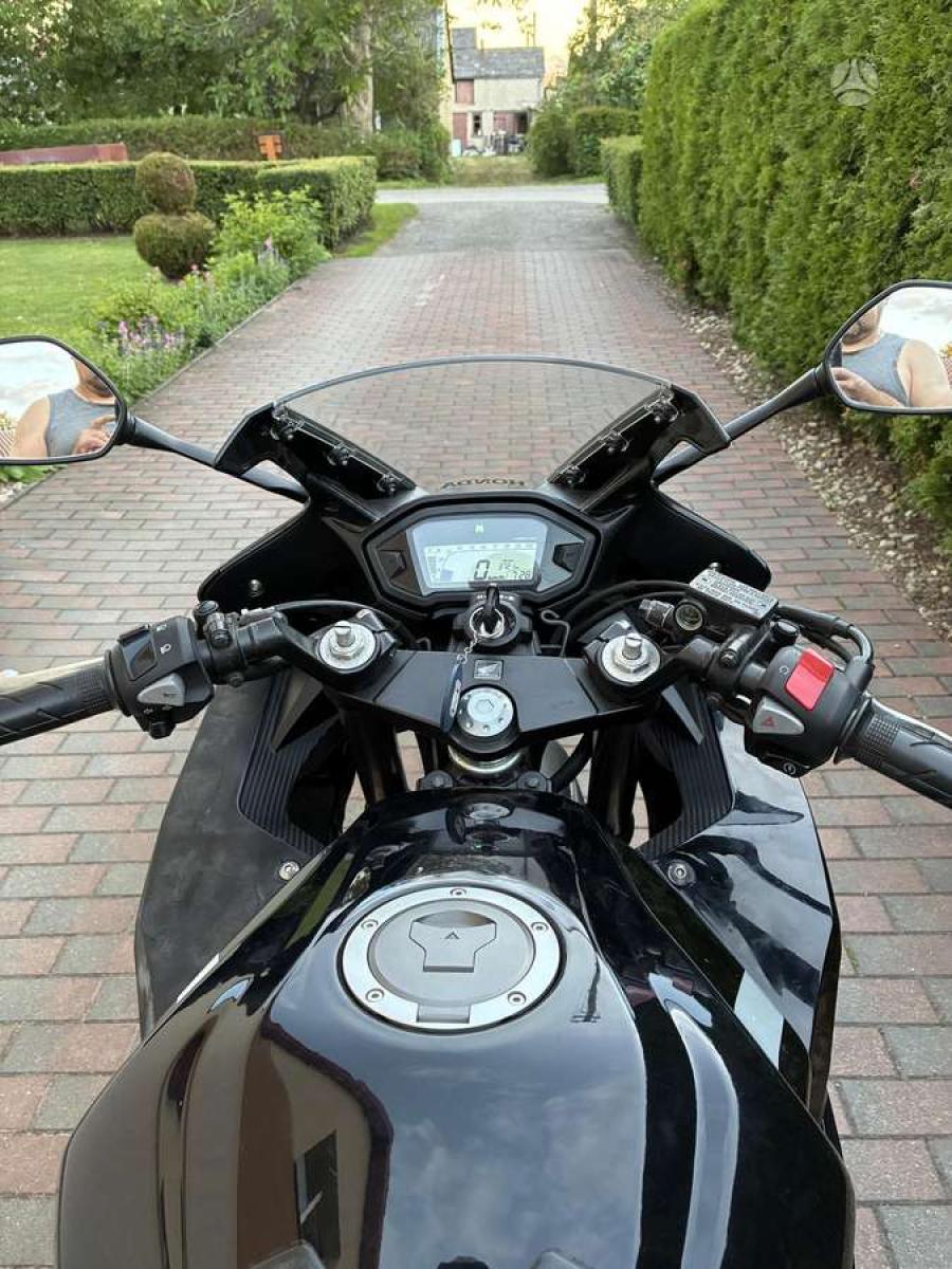 Black Honda Cbr 2019 in Joniskis, with an engine capacity of 0.47 L and mileage of 4 thousand km for 2999 €, photo 11 on AUTOMOTO.COM.LV