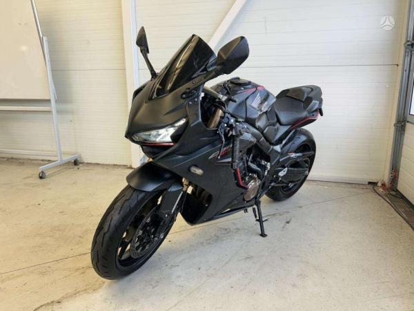 Black Honda Cbr 2020 in Radviliskis, with an engine capacity of 0.65 L and mileage of 25 thousand km for 3850 €, photo 1 on AUTOMOTO.COM.LV