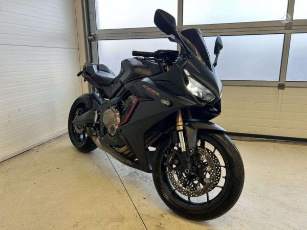 Black Honda Cbr 2020 in Radviliskis, with an engine capacity of 0.65 L and mileage of 25 thousand km for 3850 €, photo 2 on AUTOMOTO.COM.LV