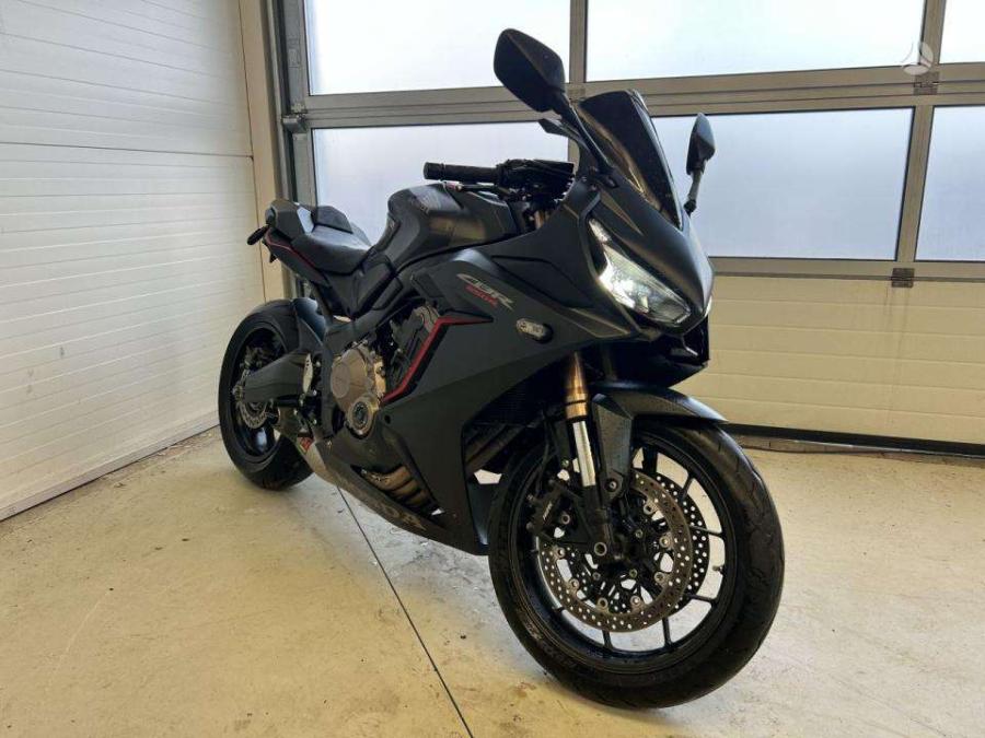 Black Honda Cbr 2020 in Radviliskis, with an engine capacity of 0.65 L and mileage of 25 thousand km for 3850 €, photo 3 on AUTOMOTO.COM.LV