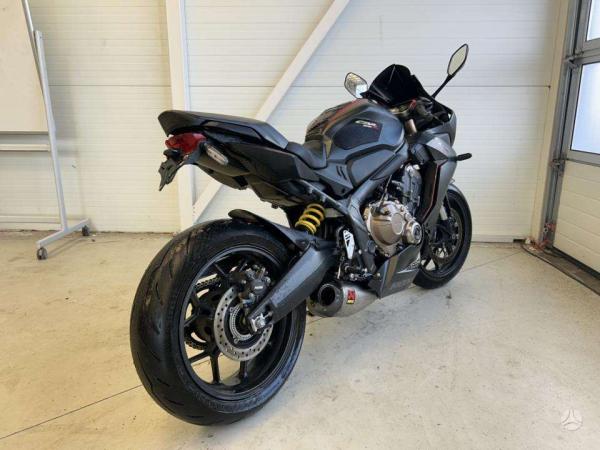 Black Honda Cbr 2020 in Radviliskis, with an engine capacity of 0.65 L and mileage of 25 thousand km for 3850 €, photo 3 on AUTOMOTO.COM.LV