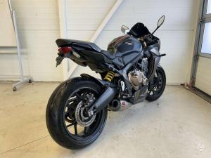 Black Honda Cbr 2020 in Radviliskis, with an engine capacity of 0.65 L and mileage of 25 thousand km for 3850 €, photo 4 on AUTOMOTO.COM.LV