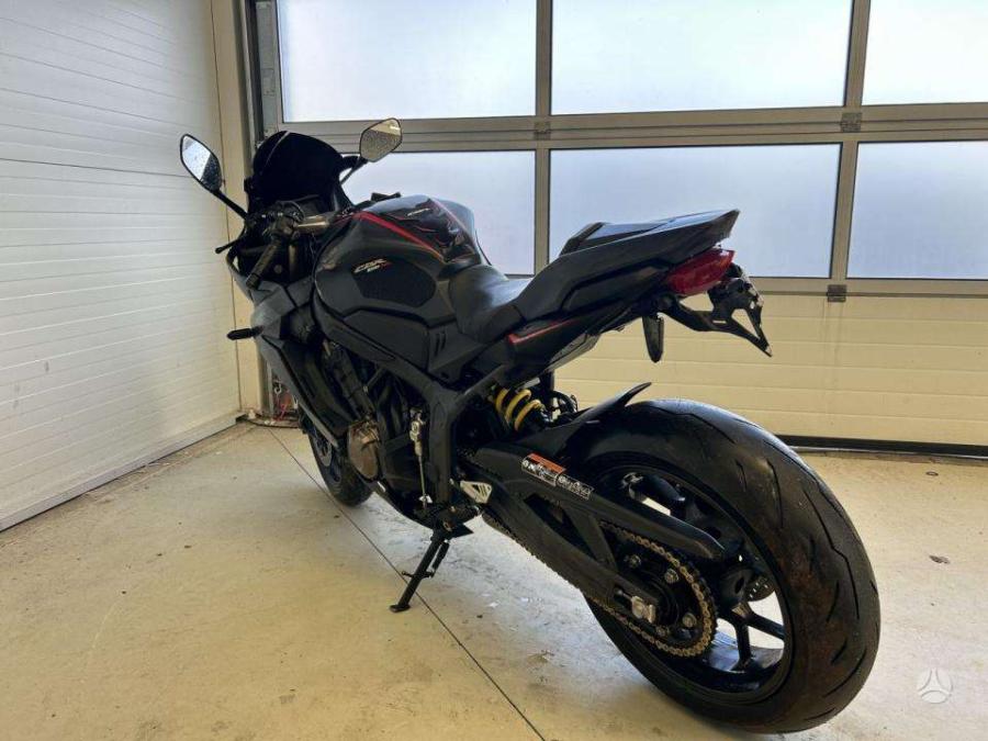Black Honda Cbr 2020 in Radviliskis, with an engine capacity of 0.65 L and mileage of 25 thousand km for 3850 €, photo 5 on AUTOMOTO.COM.LV