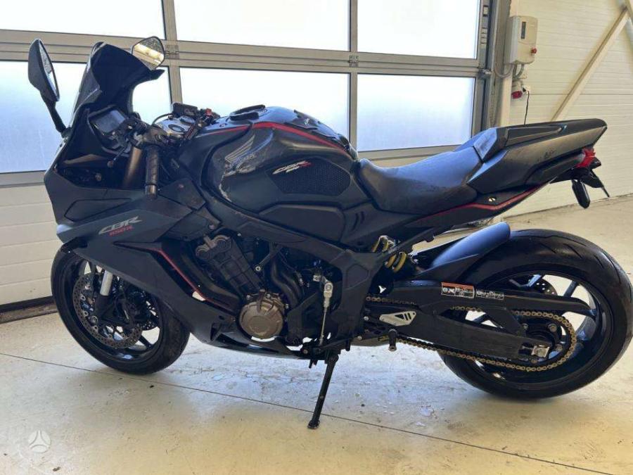 Black Honda Cbr 2020 in Radviliskis, with an engine capacity of 0.65 L and mileage of 25 thousand km for 3850 €, photo 6 on AUTOMOTO.COM.LV