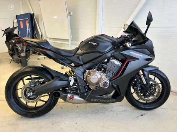 Black Honda Cbr 2020 in Radviliskis, with an engine capacity of 0.65 L and mileage of 25 thousand km for 3850 €, photo 6 on AUTOMOTO.COM.LV