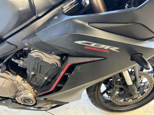 Black Honda Cbr 2020 in Radviliskis, with an engine capacity of 0.65 L and mileage of 25 thousand km for 3850 €, photo 10 on AUTOMOTO.COM.LV