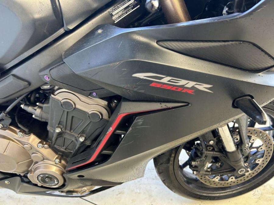 Black Honda Cbr 2020 in Radviliskis, with an engine capacity of 0.65 L and mileage of 25 thousand km for 3850 €, photo 11 on AUTOMOTO.COM.LV