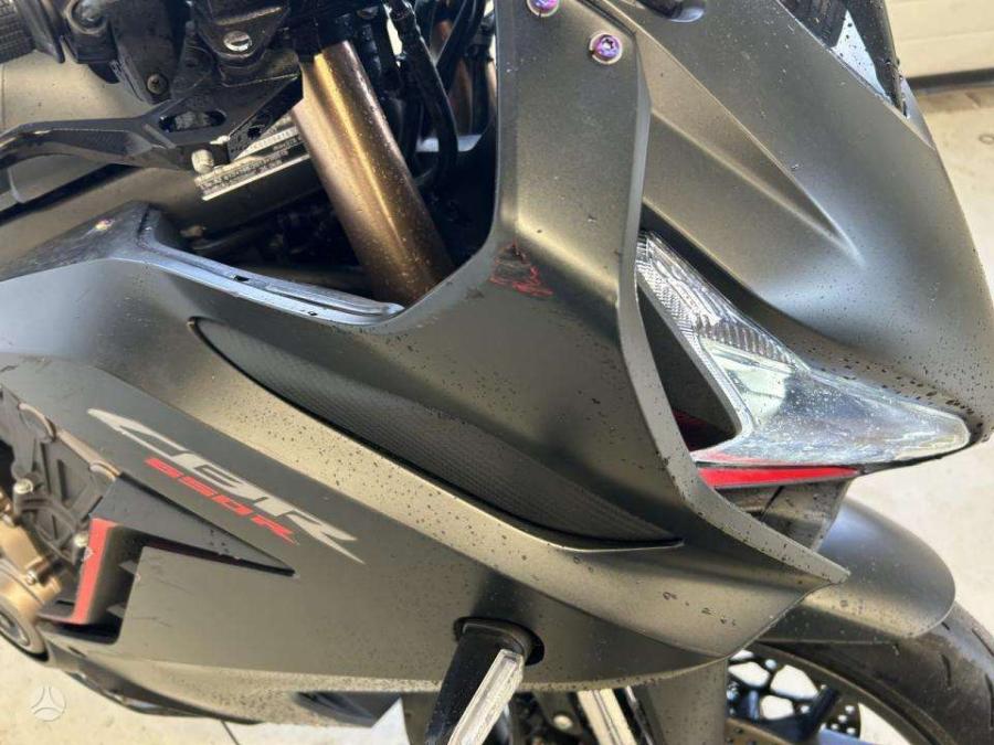 Black Honda Cbr 2020 in Radviliskis, with an engine capacity of 0.65 L and mileage of 25 thousand km for 3850 €, photo 13 on AUTOMOTO.COM.LV