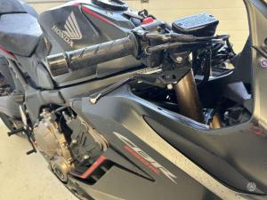 Black Honda Cbr 2020 in Radviliskis, with an engine capacity of 0.65 L and mileage of 25 thousand km for 3850 €, photo 14 on AUTOMOTO.COM.LV