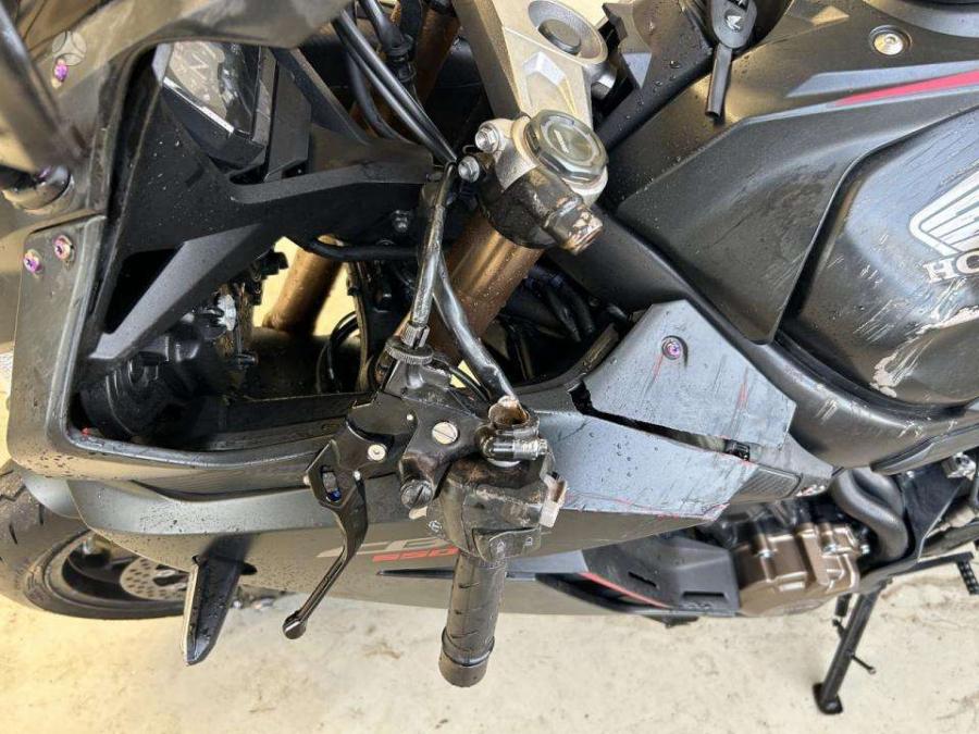 Black Honda Cbr 2020 in Radviliskis, with an engine capacity of 0.65 L and mileage of 25 thousand km for 3850 €, photo 17 on AUTOMOTO.COM.LV