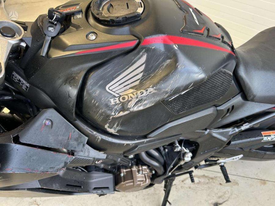 Black Honda Cbr 2020 in Radviliskis, with an engine capacity of 0.65 L and mileage of 25 thousand km for 3850 €, photo 19 on AUTOMOTO.COM.LV