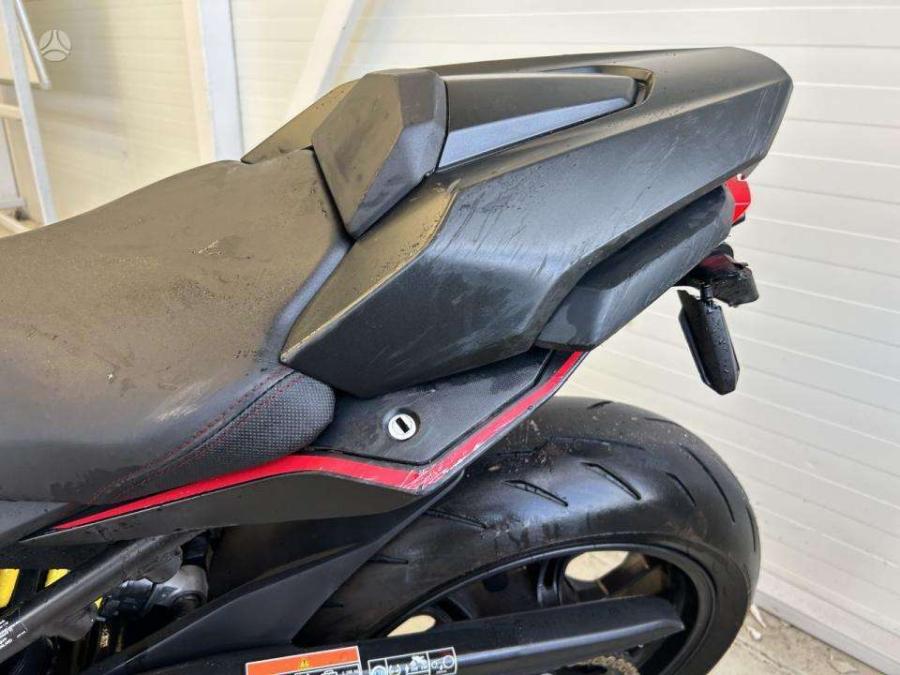Black Honda Cbr 2020 in Radviliskis, with an engine capacity of 0.65 L and mileage of 25 thousand km for 3850 €, photo 23 on AUTOMOTO.COM.LV