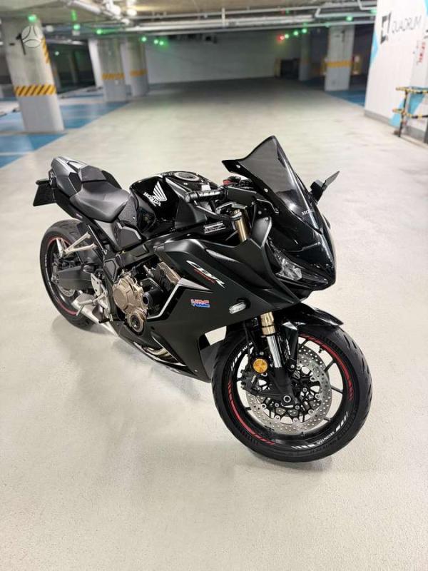 Honda Cbr 2021 in Vilnius on AUTOMOTO.COM.LV Black Honda Cbr 2021 in Vilnius, with an engine capacity of 0.65 L and mileage of 29 thousand km for 7000 €, photo 1 on AUTOMOTO.COM.LV