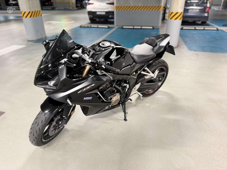 Black Honda Cbr 2021 in Vilnius, with an engine capacity of 0.65 L and mileage of 29 thousand km for 7000 €, photo 4 on AUTOMOTO.COM.LV