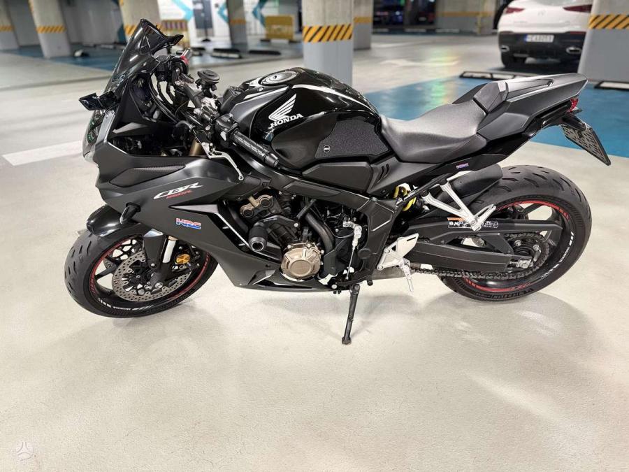 Black Honda Cbr 2021 in Vilnius, with an engine capacity of 0.65 L and mileage of 29 thousand km for 7000 €, photo 5 on AUTOMOTO.COM.LV