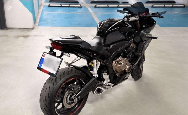 Honda Cbr 2021 in Vilnius on AUTOMOTO.COM.LV Black Honda Cbr 2021 in Vilnius, with an engine capacity of 0.65 L and mileage of 29 thousand km for 7000 €, photo 6 on AUTOMOTO.COM.LV