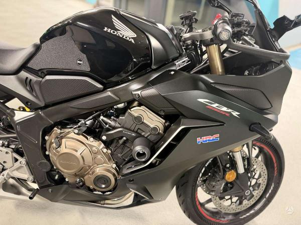 Honda Cbr 2021 in Vilnius on AUTOMOTO.COM.LV Black Honda Cbr 2021 in Vilnius, with an engine capacity of 0.65 L and mileage of 29 thousand km for 7000 €, photo 7 on AUTOMOTO.COM.LV