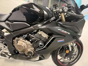 Black Honda Cbr 2021 in Vilnius, with an engine capacity of 0.65 L and mileage of 29 thousand km for 7000 €, photo 7 on AUTOMOTO.COM.LV