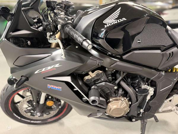 Honda Cbr 2021 in Vilnius on AUTOMOTO.COM.LV Black Honda Cbr 2021 in Vilnius, with an engine capacity of 0.65 L and mileage of 29 thousand km for 7000 €, photo 8 on AUTOMOTO.COM.LV