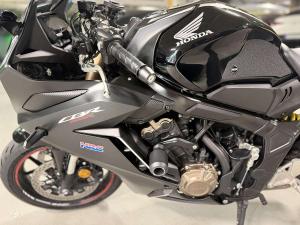 Black Honda Cbr 2021 in Vilnius, with an engine capacity of 0.65 L and mileage of 29 thousand km for 7000 €, photo 8 on AUTOMOTO.COM.LV