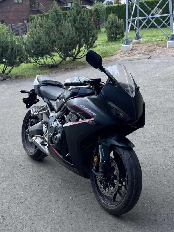 Black Honda Cbr 2024 in Vilnius, with an engine capacity of 0.65 L and mileage of 11 thousand km for 4500 €, photo 1 on AUTOMOTO.COM.LV