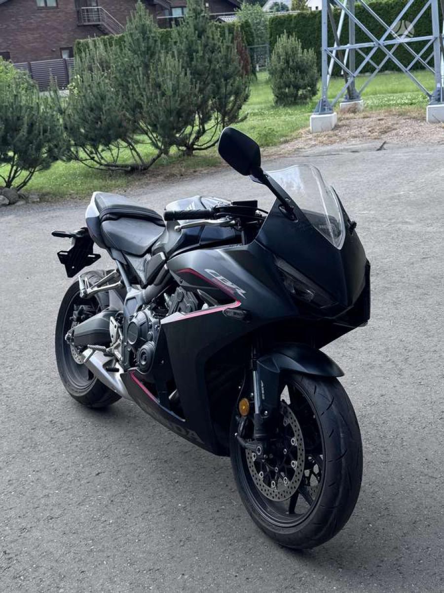 Black Honda Cbr 2024 in Vilnius, with an engine capacity of 0.65 L and mileage of 11 thousand km for 4500 €, photo 1 on AUTOMOTO.COM.LV