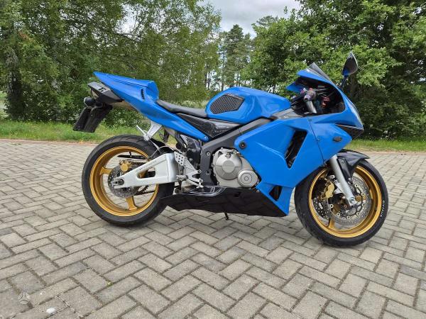 Blue Honda Cbr 2004 in Radviliskis, with an engine capacity of 0.60 L and mileage of 46 thousand km for 3600 €, photo 3 on AUTOMOTO.COM.LV