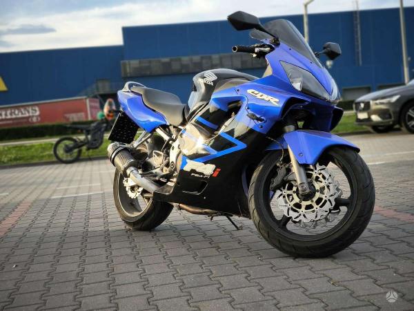 Blue Honda Cbr 2005 in Vilnius, with an engine capacity of 0.60 L and mileage of 76 thousand km for 1600 €, photo 3 on AUTOMOTO.COM.LV