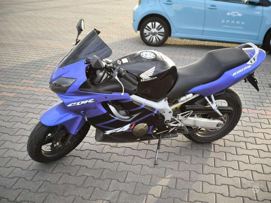 Blue Honda Cbr 2005 in Vilnius, with an engine capacity of 0.60 L and mileage of 76 thousand km for 1600 €, photo 4 on AUTOMOTO.COM.LV