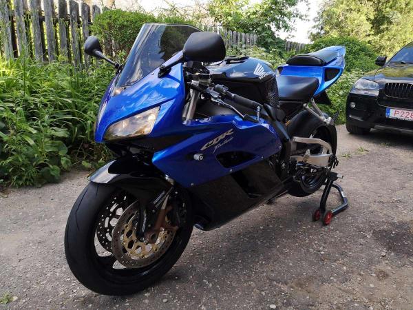 Zils Honda Cbr 2005 Marijampole, ar dzinēja tilpumu 1.00 L un nobraukumu 39 tūkst. km par 4444 €, foto 1 vietnē AUTOMOTO.COM.LV