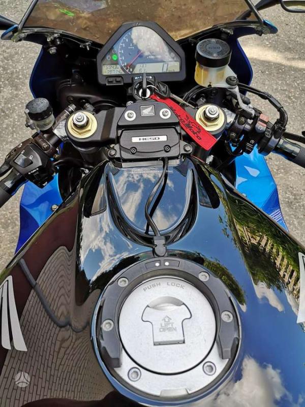 Zils Honda Cbr 2005 Marijampole, ar dzinēja tilpumu 1.00 L un nobraukumu 39 tūkst. km par 4444 €, foto 10 vietnē AUTOMOTO.COM.LV