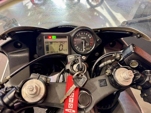 Pelēks Honda Cbr 2001 Viļņa, ar dzinēja tilpumu 0.60 L un nobraukumu 32 tūkst. km par 2699 €, foto 8 vietnē AUTOMOTO.COM.LV