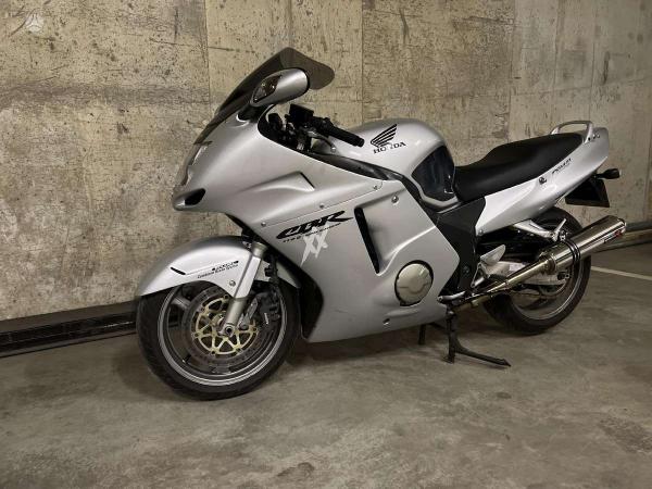 Grey Honda Cbr 2003 in Kaunas, with an engine capacity of 1.14 L and mileage of 70 thousand km for 3000 €, photo 2 on AUTOMOTO.COM.LV