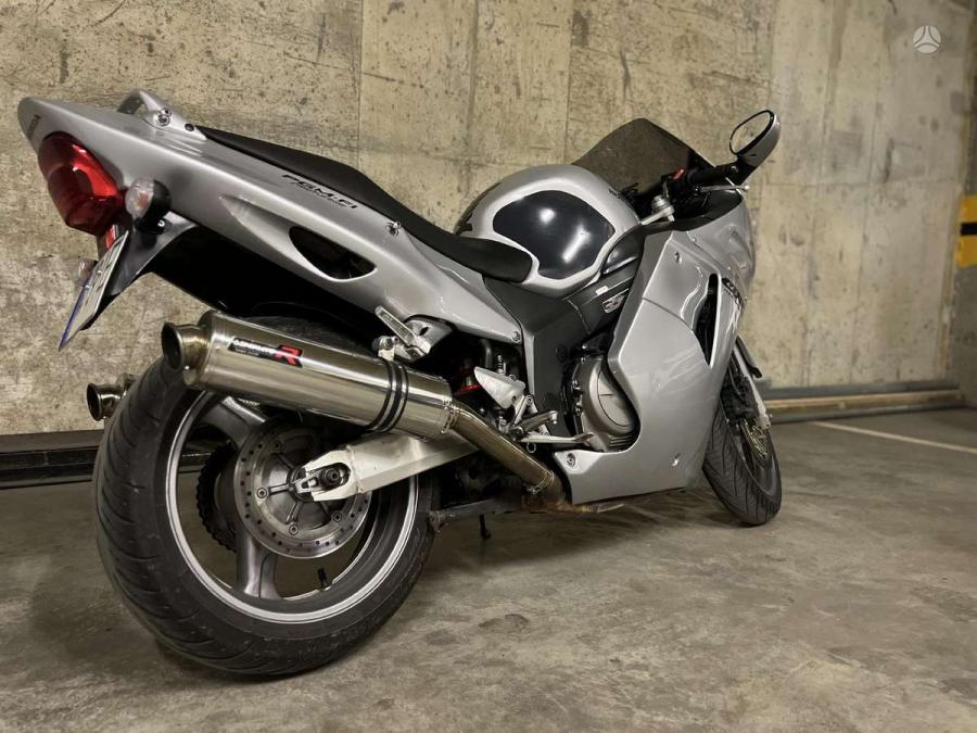 Pelēks Honda Cbr 2003 Kauņa, ar dzinēja tilpumu 1.14 L un nobraukumu 70 tūkst. km par 3000 €, foto 4 vietnē AUTOMOTO.COM.LV