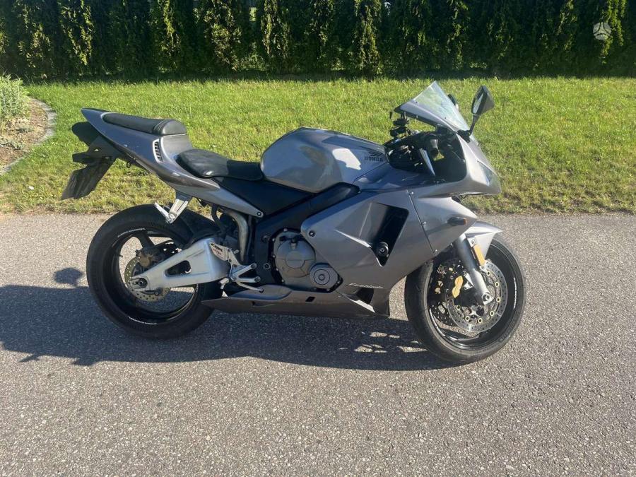 Grey Honda Cbr 2003 in Vilnius, with an engine capacity of 0.60 L and mileage of 51 thousand km for 2200 €, photo 6 on AUTOMOTO.COM.LV