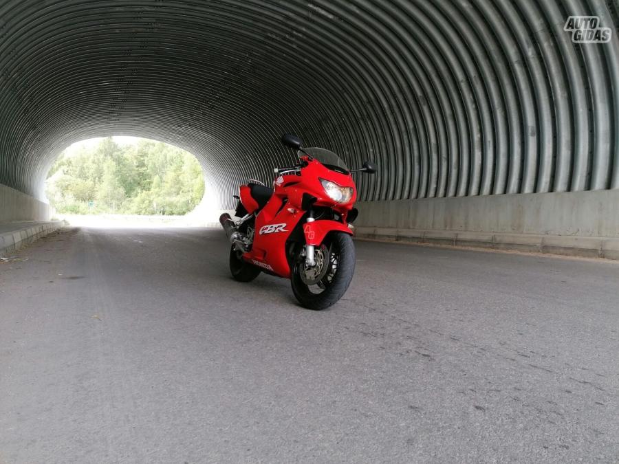 Хонда Cbr 1999 в Шяуляй, объемом двигателя 0.00 л и пробегом 0 тыс. км за 2000 €, фото 3 на AUTOMOTO.COM.LV