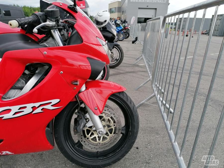 Хонда Cbr 1999 в Шяуляй, объемом двигателя 0.00 л и пробегом 0 тыс. км за 2000 €, фото 4 на AUTOMOTO.COM.LV