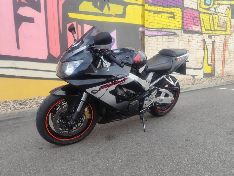 Honda Cbr 2000 in Vilnius, with an engine capacity of 0.93 L and mileage of 46 thousand km for 2700 €, photo 1 on AUTOMOTO.COM.LV