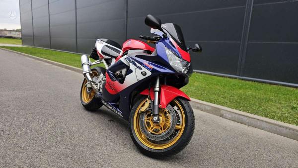 Honda Cbr 2000 in Kaunas, with an engine capacity of 0.93 L and mileage of 48 thousand km for 4800 €, photo 1 on AUTOMOTO.COM.LV