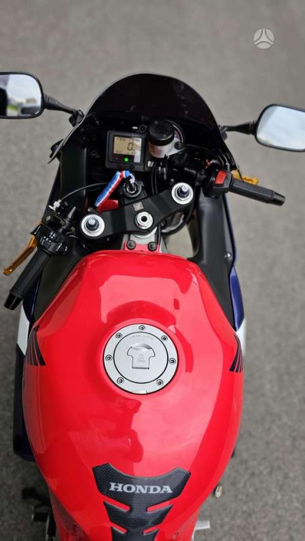 Honda Cbr 2000 in Kaunas, with an engine capacity of 0.93 L and mileage of 48 thousand km for 4800 €, photo 8 on AUTOMOTO.COM.LV