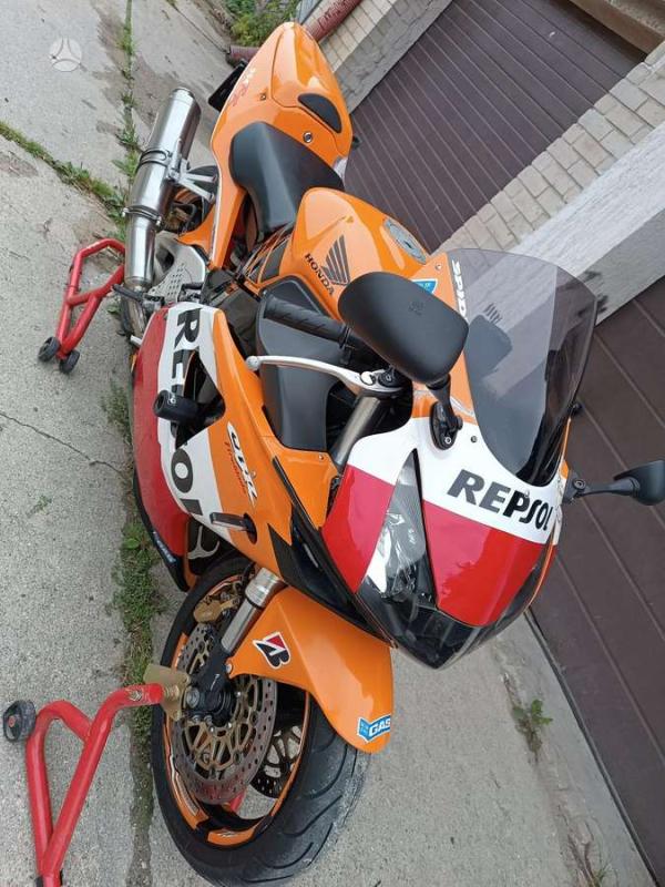 Honda Cbr 2002 in Panevezys, with an engine capacity of 0.95 L and mileage of 40 thousand km for 2800 €, photo 1 on AUTOMOTO.COM.LV