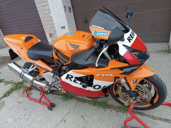 Honda Cbr 2002 in Panevezys, with an engine capacity of 0.95 L and mileage of 40 thousand km for 2800 €, photo 8 on AUTOMOTO.COM.LV