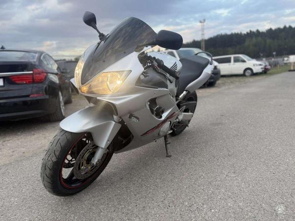 Honda Cbr 2004 in Vilnius, with an engine capacity of 0.60 L and mileage of 32 thousand km for 2800 €, photo 1 on AUTOMOTO.COM.LV