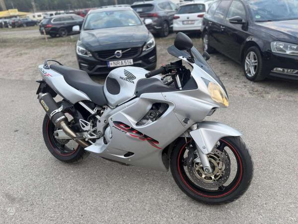Honda Cbr 2004 in Vilnius, with an engine capacity of 0.60 L and mileage of 32 thousand km for 2800 €, photo 4 on AUTOMOTO.COM.LV