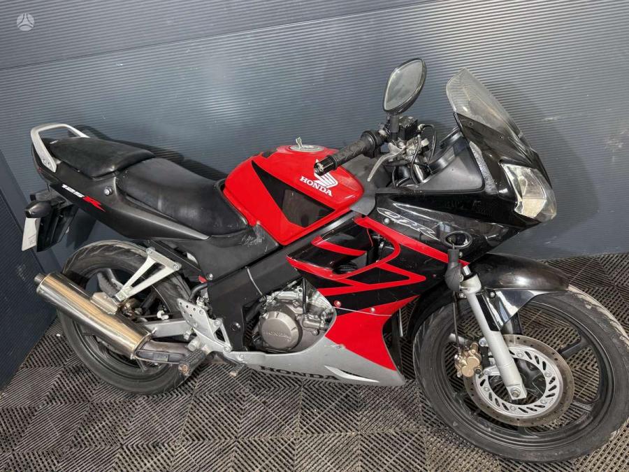 Honda Cbr 2004 Tauragė, ar dzinēja tilpumu 0.13 L un nobraukumu 6 tūkst. km par 950 €, foto 3 vietnē AUTOMOTO.COM.LV
