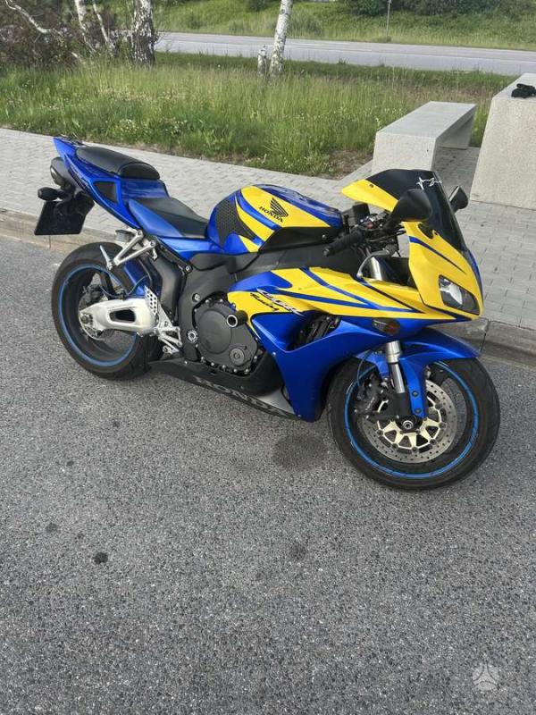 Хонда Cbr 2006 в Клайпеда, объемом двигателя 1.00 л и пробегом 42 тыс. км за 4500 €, фото 5 на AUTOMOTO.COM.LV