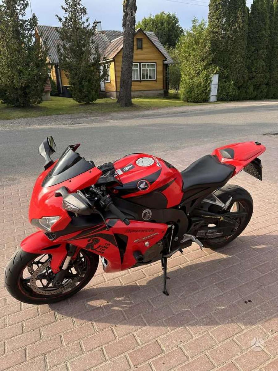 Honda Cbr 2009 Utena, ar dzinēja tilpumu 1.00 L un nobraukumu 43 tūkst. km par 4900 €, foto 1 vietnē AUTOMOTO.COM.LV
