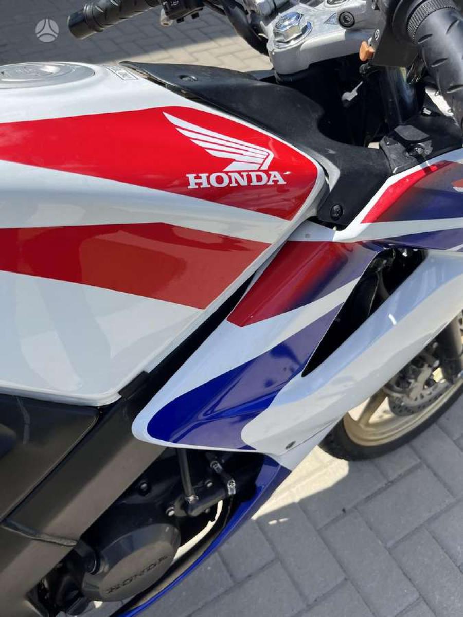 Honda Cbr 2010 Viļņa, ar dzinēja tilpumu 0.13 L un nobraukumu 25 tūkst. km par 1600 €, foto 6 vietnē AUTOMOTO.COM.LV