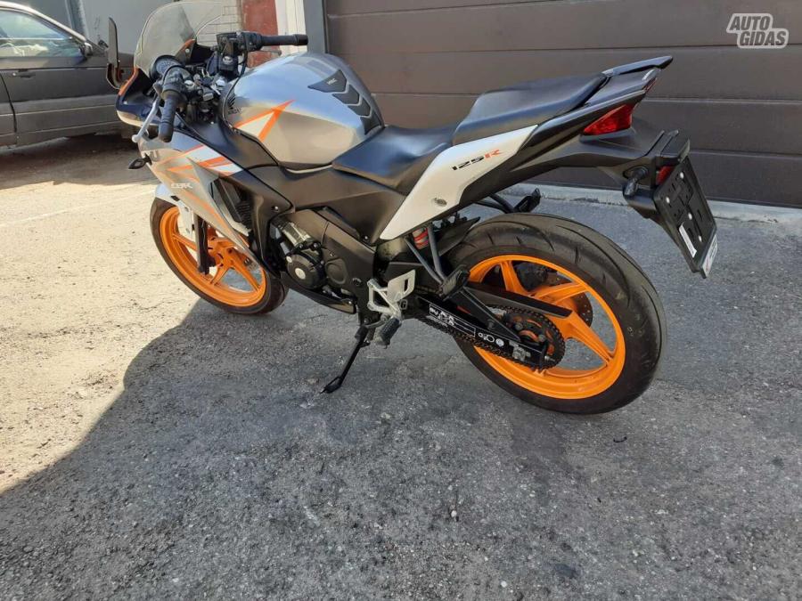 Honda Cbr 2011 in Panevezys, with an engine capacity of 0.13 L and mileage of 40 thousand km for 1550 €, photo 3 on AUTOMOTO.COM.LV